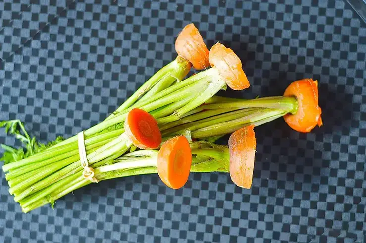 Karotten aus abgeworfenen Stängeln anbauen - Rezept